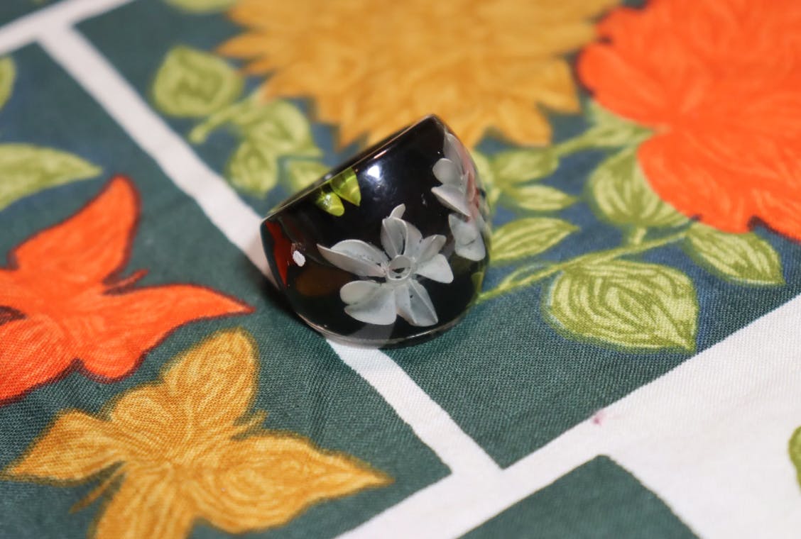 Vintage 60s/70s Floral Lucite Ring | Shop THRILLING