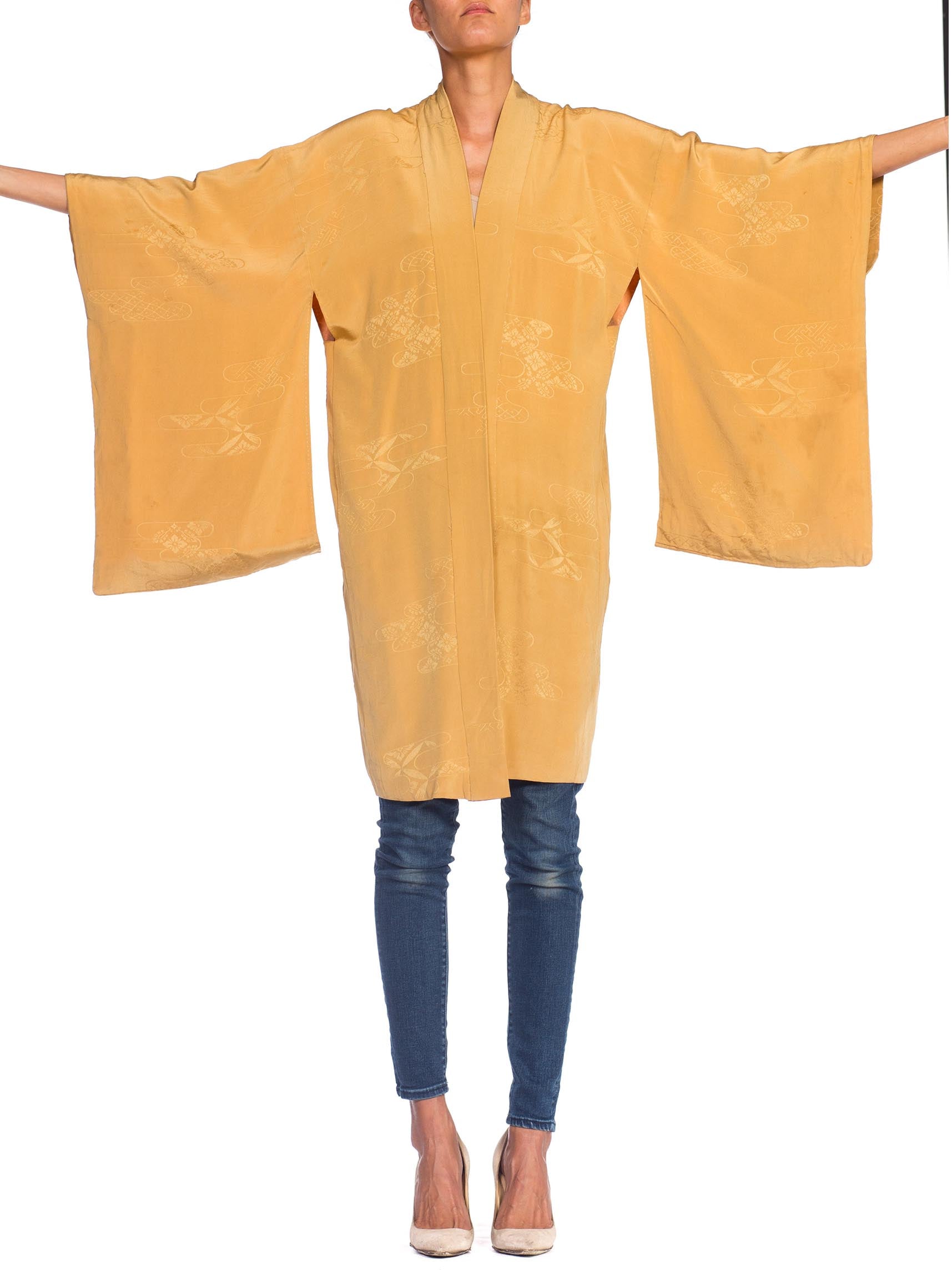 Vintage 50s Silk with Hand Embroidered Family Crest | Shop THRILLING