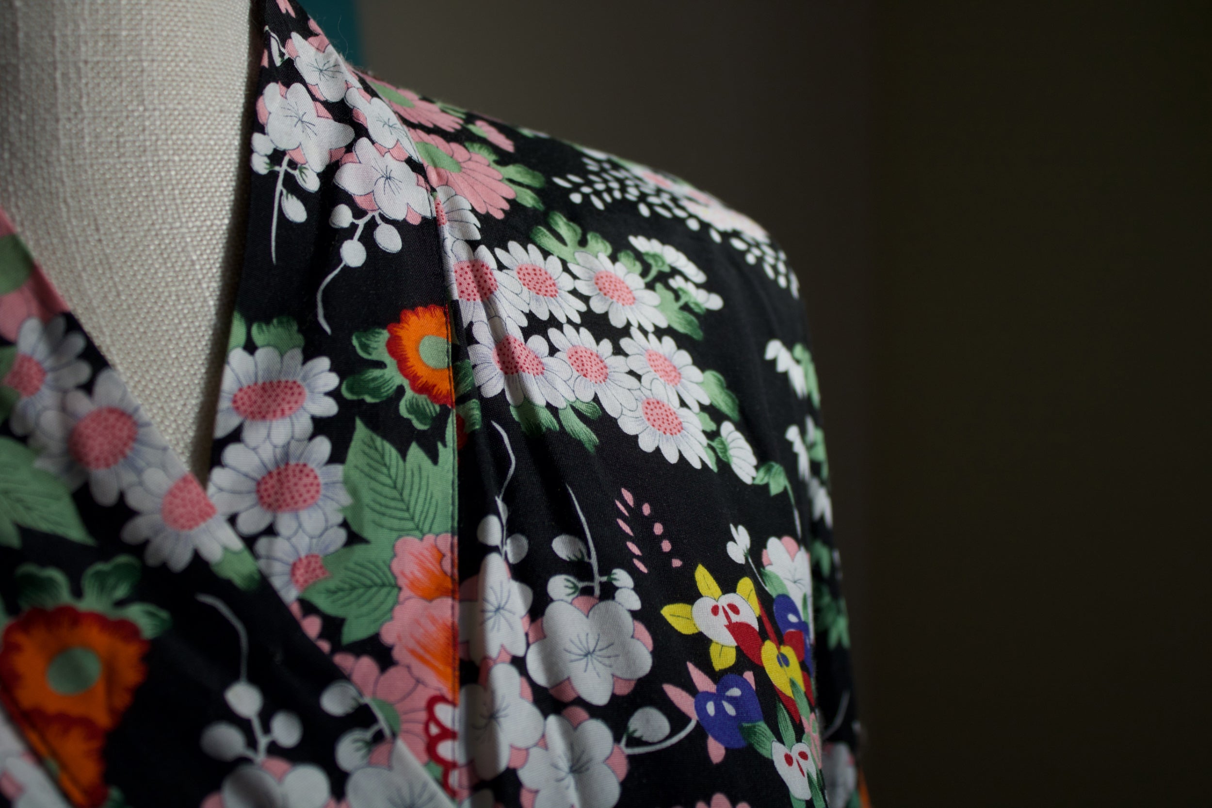 50s - 60s Vintage Style Robe with Original Belt and Beautiful Flowers ...