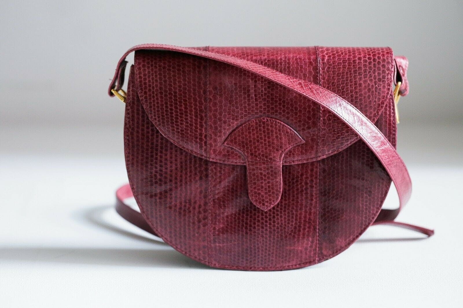 Vintage Oval Crossbody Bag with Adjustable Strap | Shop THRILLING