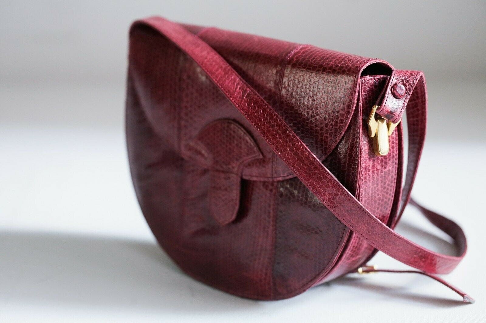 Vintage Oval Crossbody Bag with Adjustable Strap | Shop THRILLING