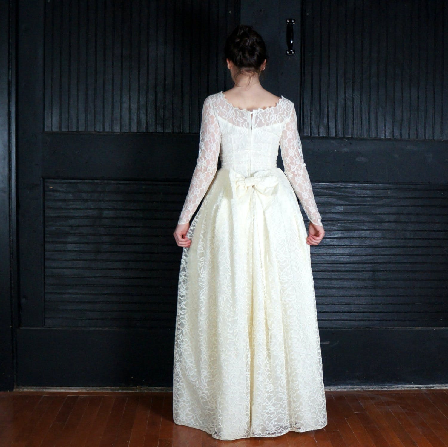 Vintage Traditional Style Ivory Wedding Gown | Shop THRILLING