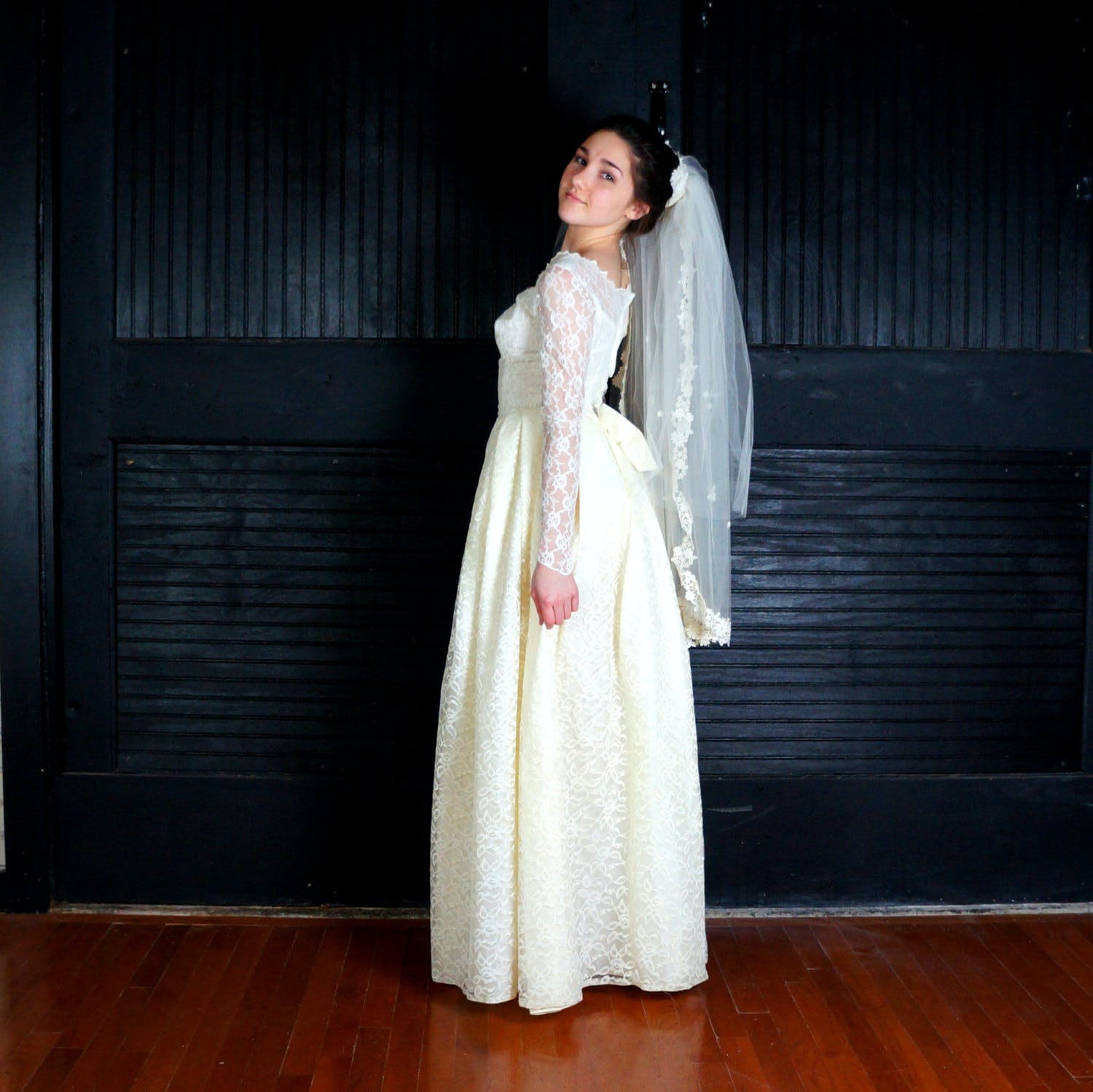 Vintage Traditional Style Ivory Wedding Gown | Shop THRILLING