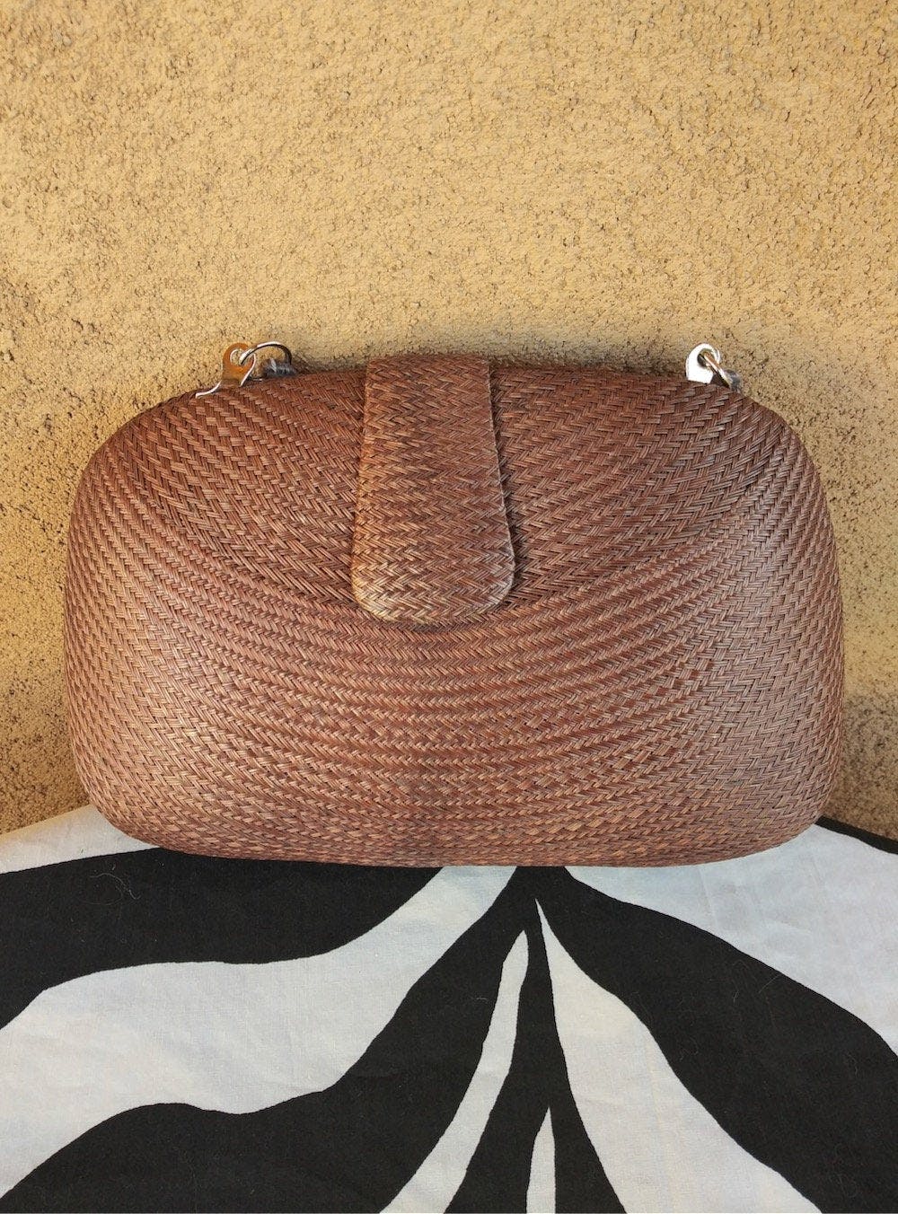 Vintage 80’s Brown Straw Clam Shell Purse Crossbody | Shop THRILLING