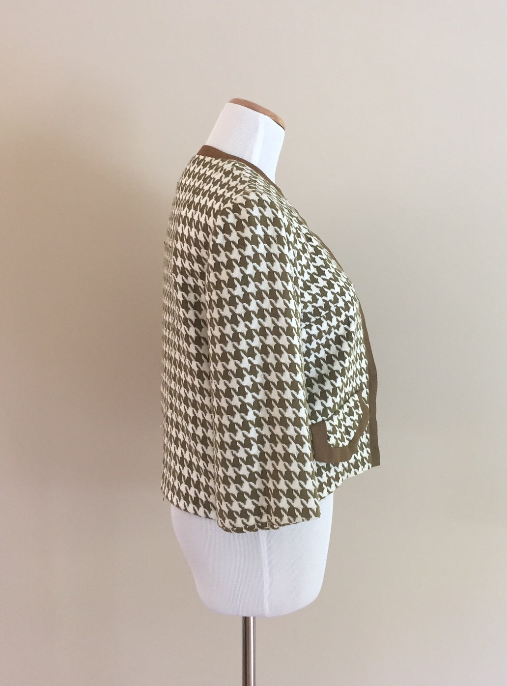 Vintage Late 50s – Early 60s Camel and White Woven Houndstooth Box ...