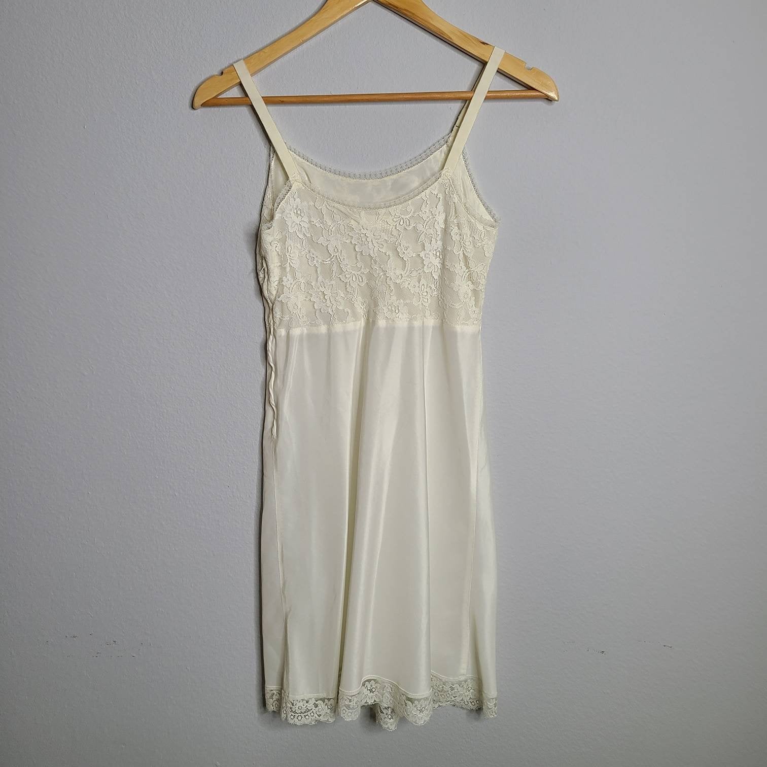 Vintage 50’s White Lace Bodice Slip by Barbizon | Shop THRILLING