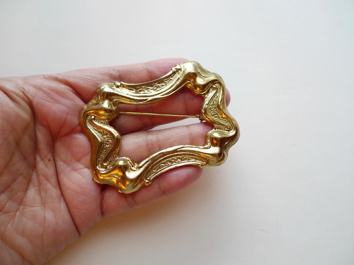 Vintage 80's Large Gold Victorian Frame Brooch | Shop THRILLING