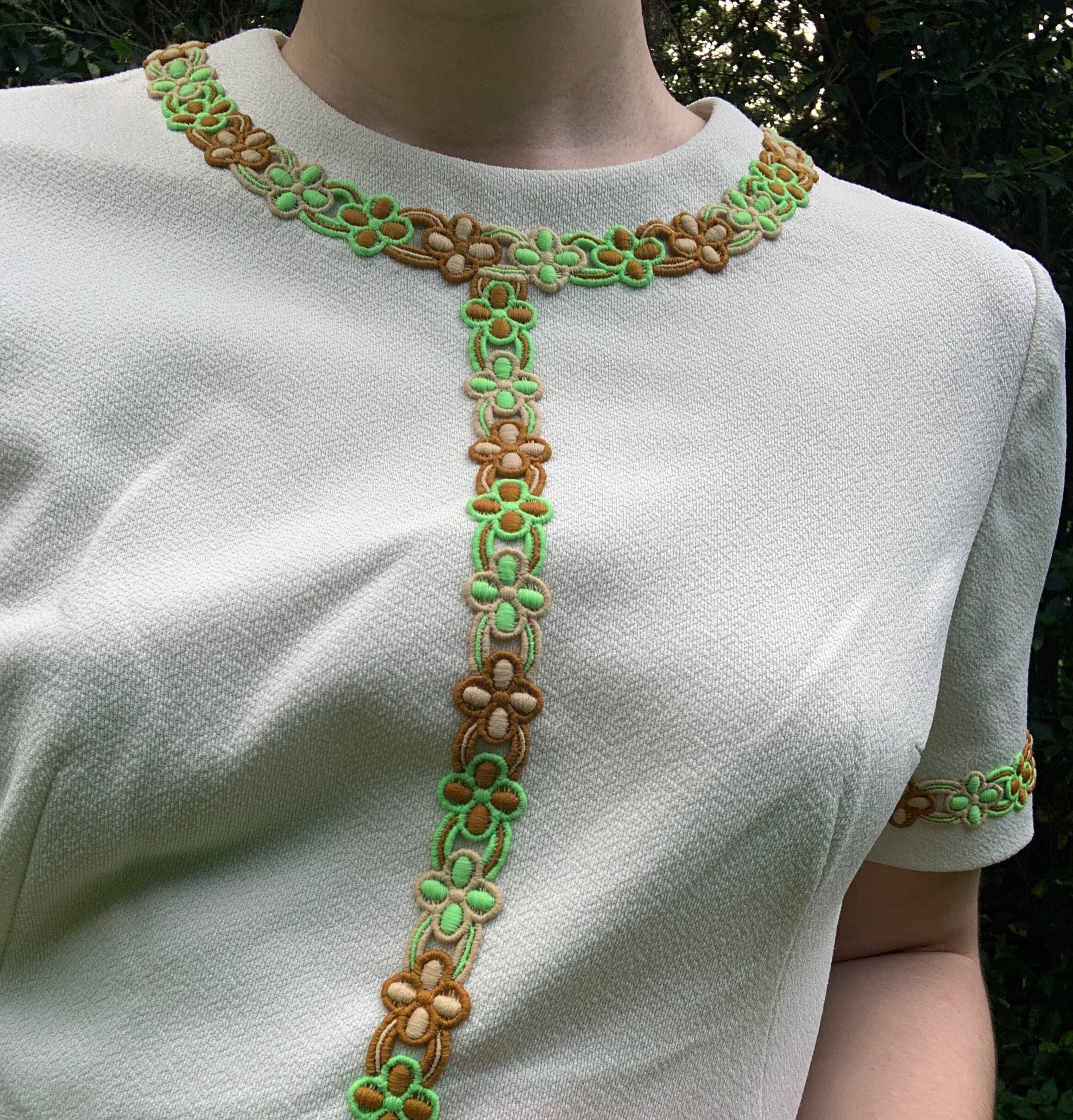 Vintage 60s Beige Mod Dress With Green Daisy Trim | Shop THRILLING