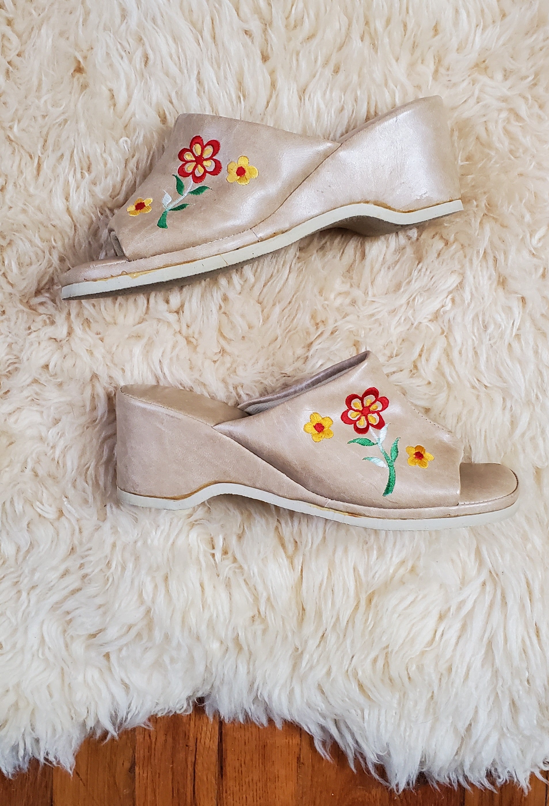 Vintage 70s Beautiful Vinyl Ecru Color Wedges By No Brand | Shop THRILLING