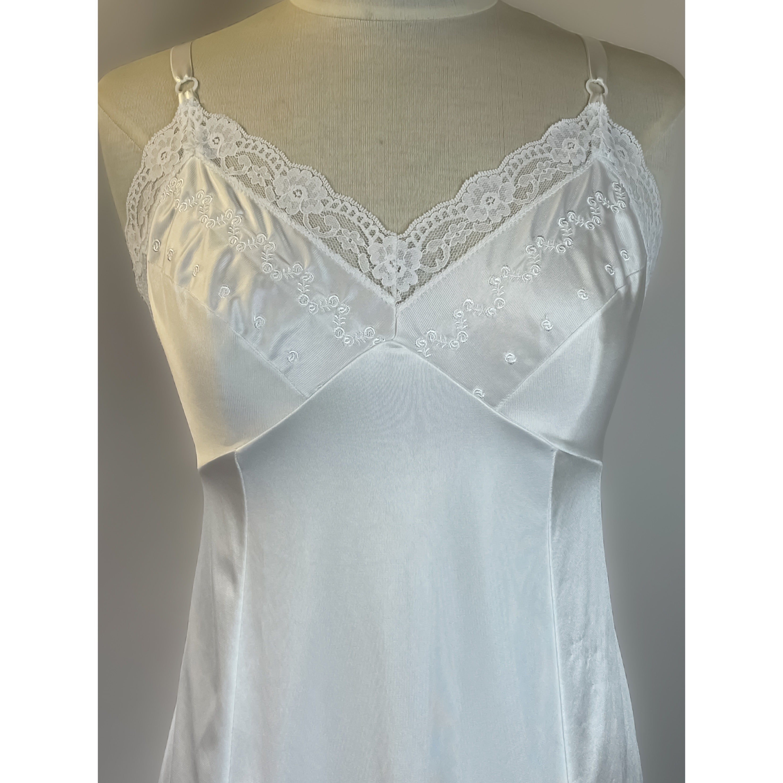 Vintage 70s/80s White Sweetheart Neckline Lace Trim Satin Slip | Shop ...