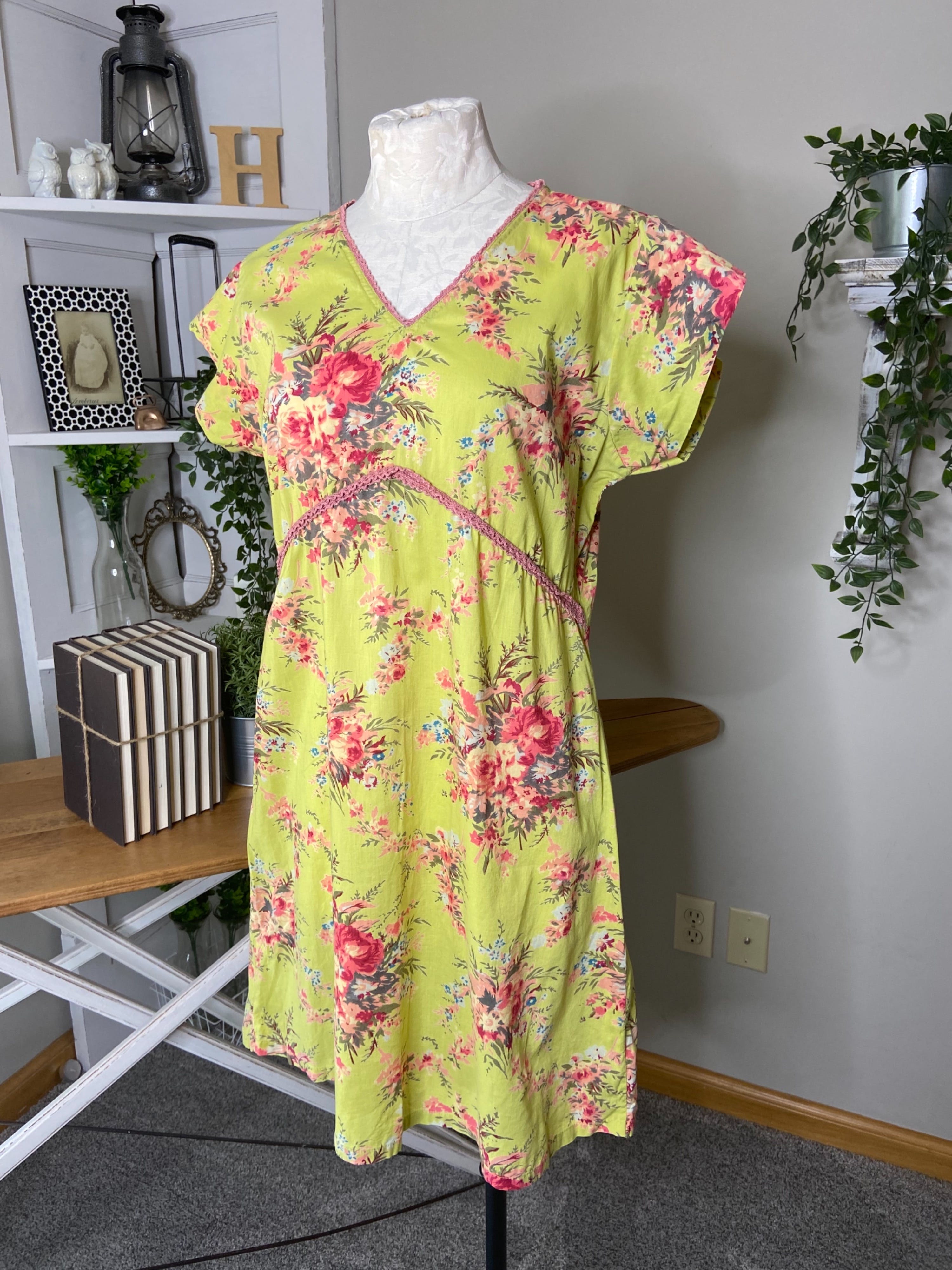 Vintage Green Floral V-Neck Dress with Lace Detailing by Funky People ...