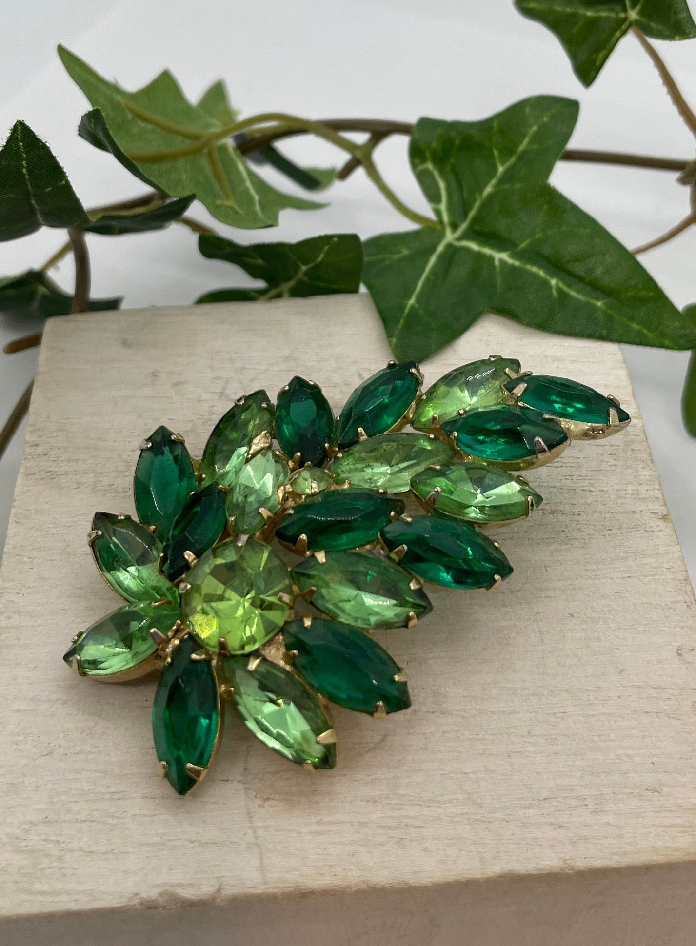 Vintage 50s/60s Emerald Green Rhinestone Leaf Brooch Old Hollywood ...