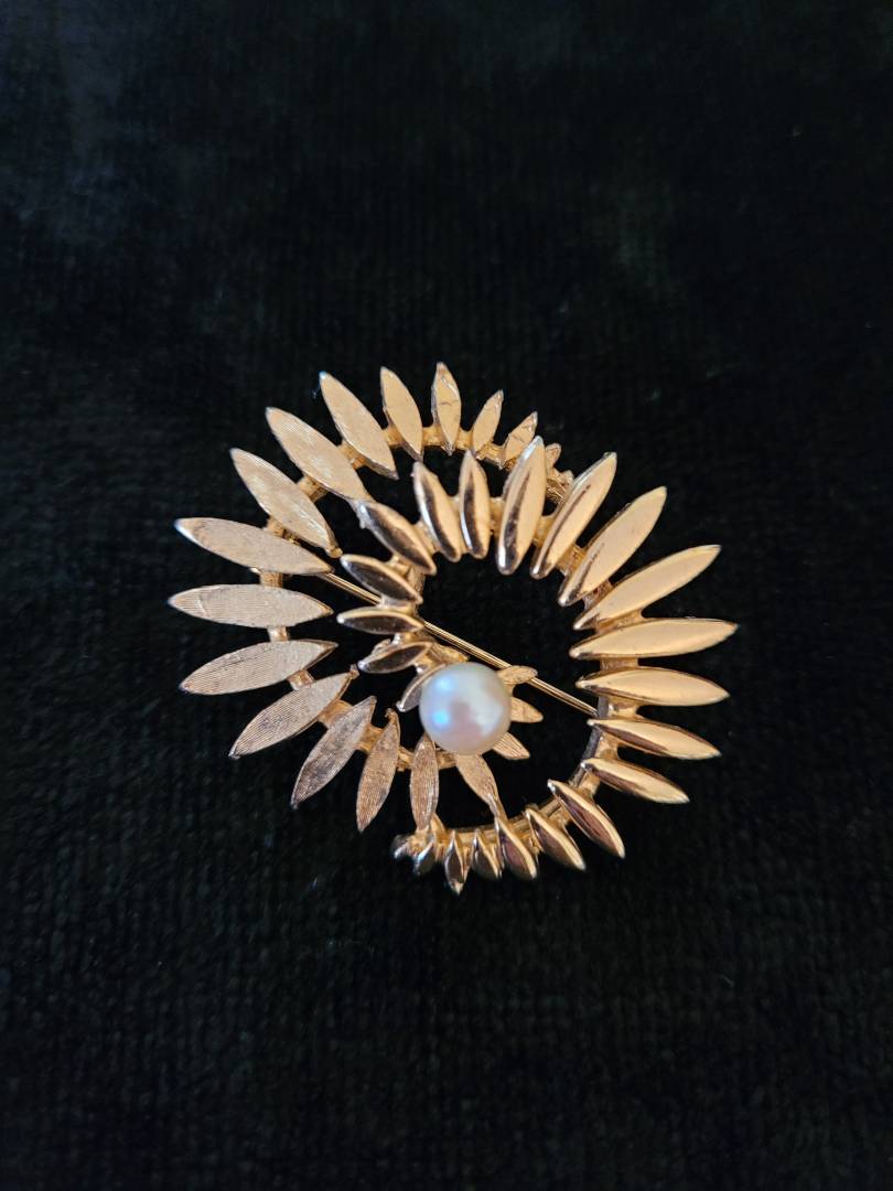 Vintage 60s Brooks Gold Tone Dimensional Brooch With Pearl By Brooks ...