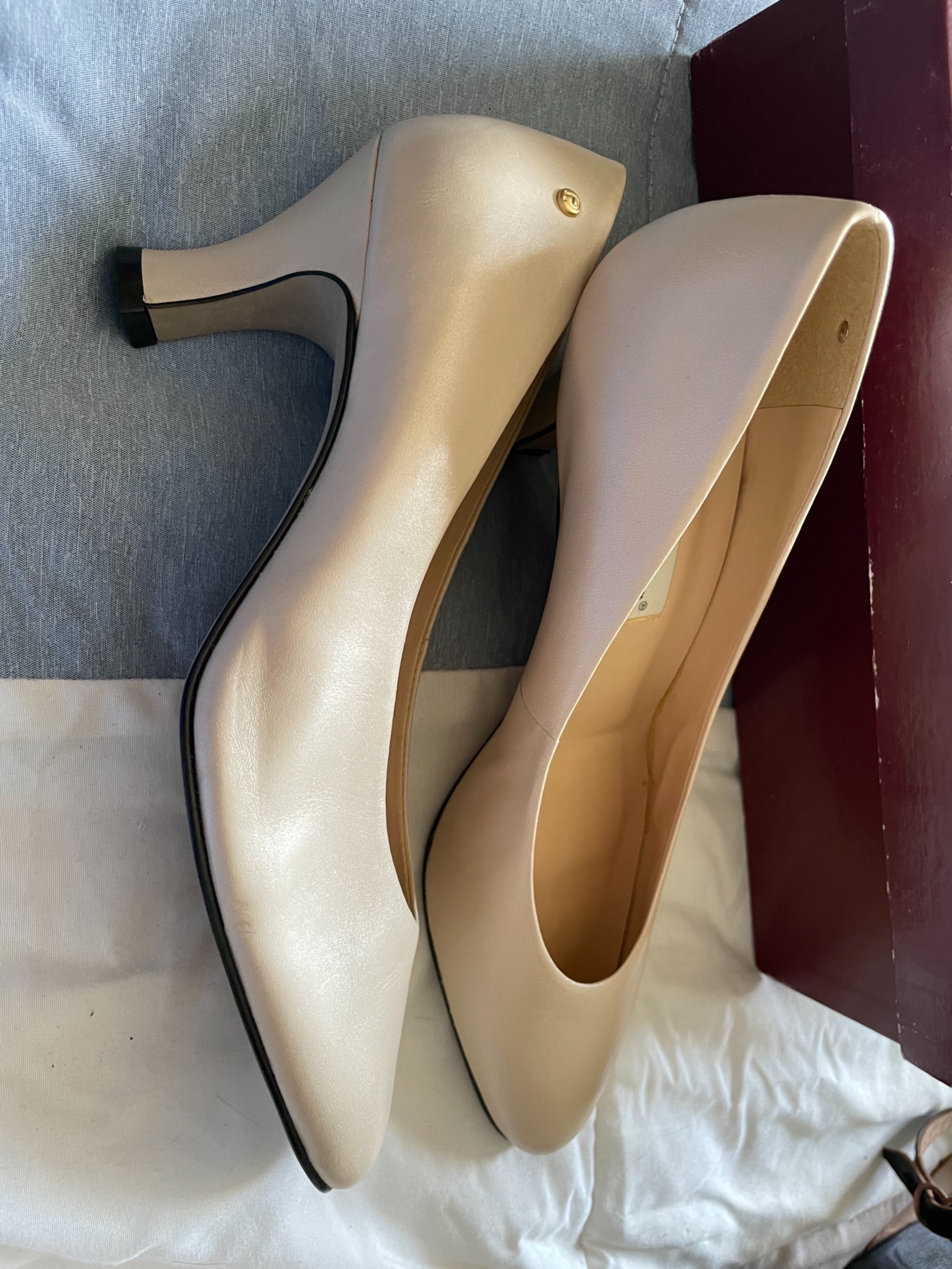 Vintage 80’s Bone Colored Pumps by Etienne Aigner | Shop THRILLING