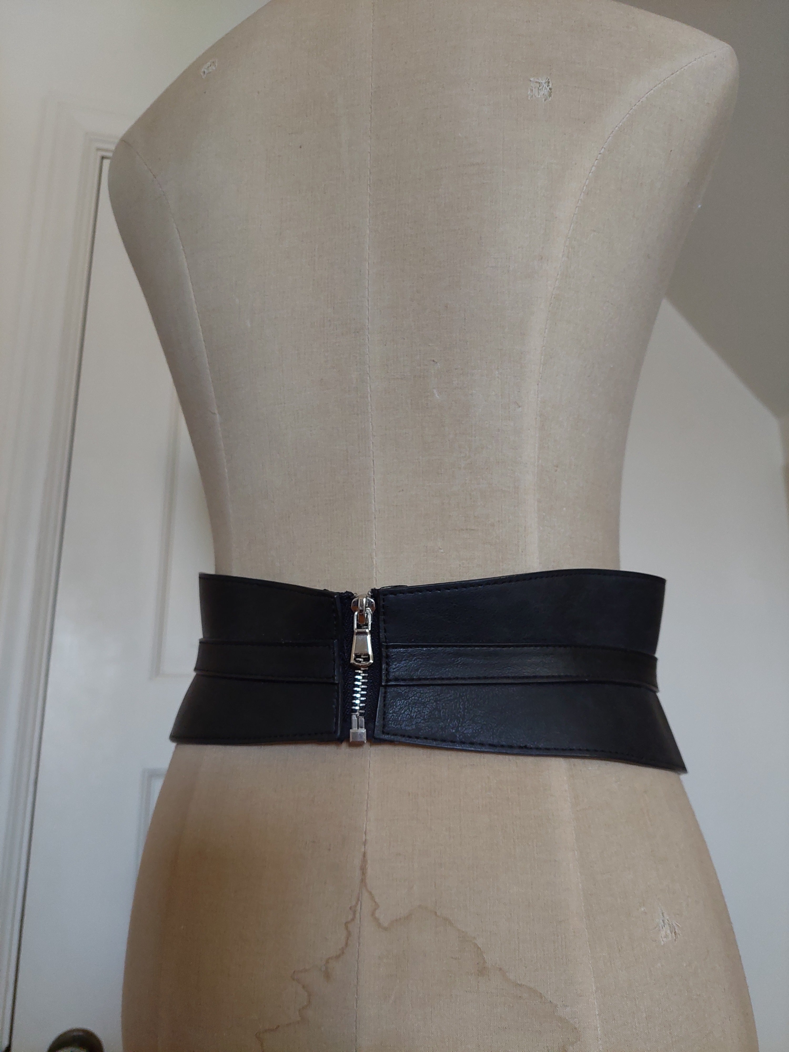 Vintage 00’s Black Wide Cinch Belt | Shop THRILLING