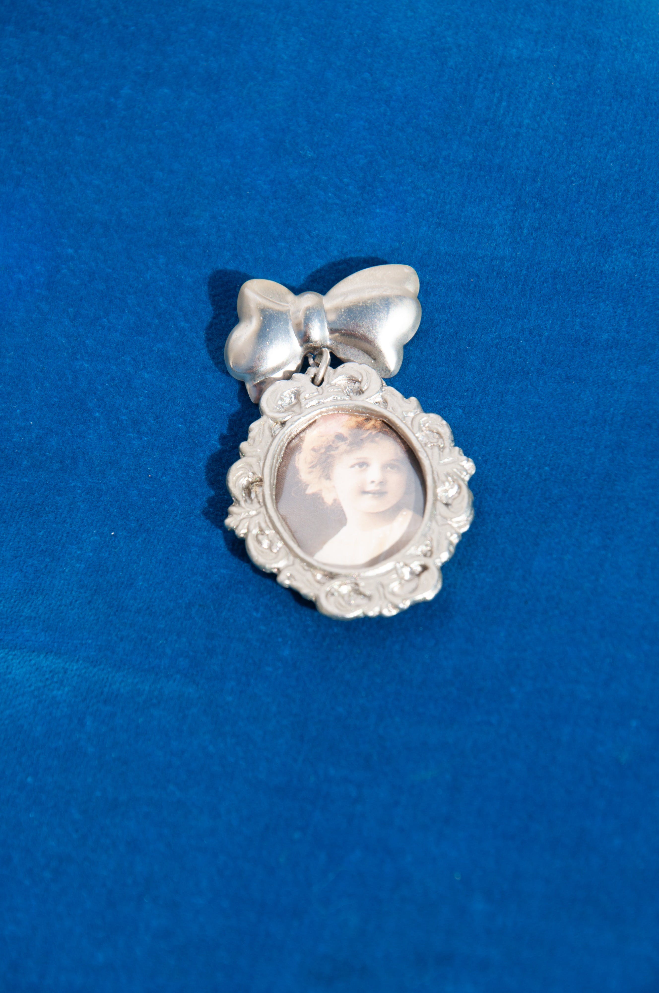 Vintage 80's Lightweight Silver Picture Frame Pin with Bow | Shop THRILLING