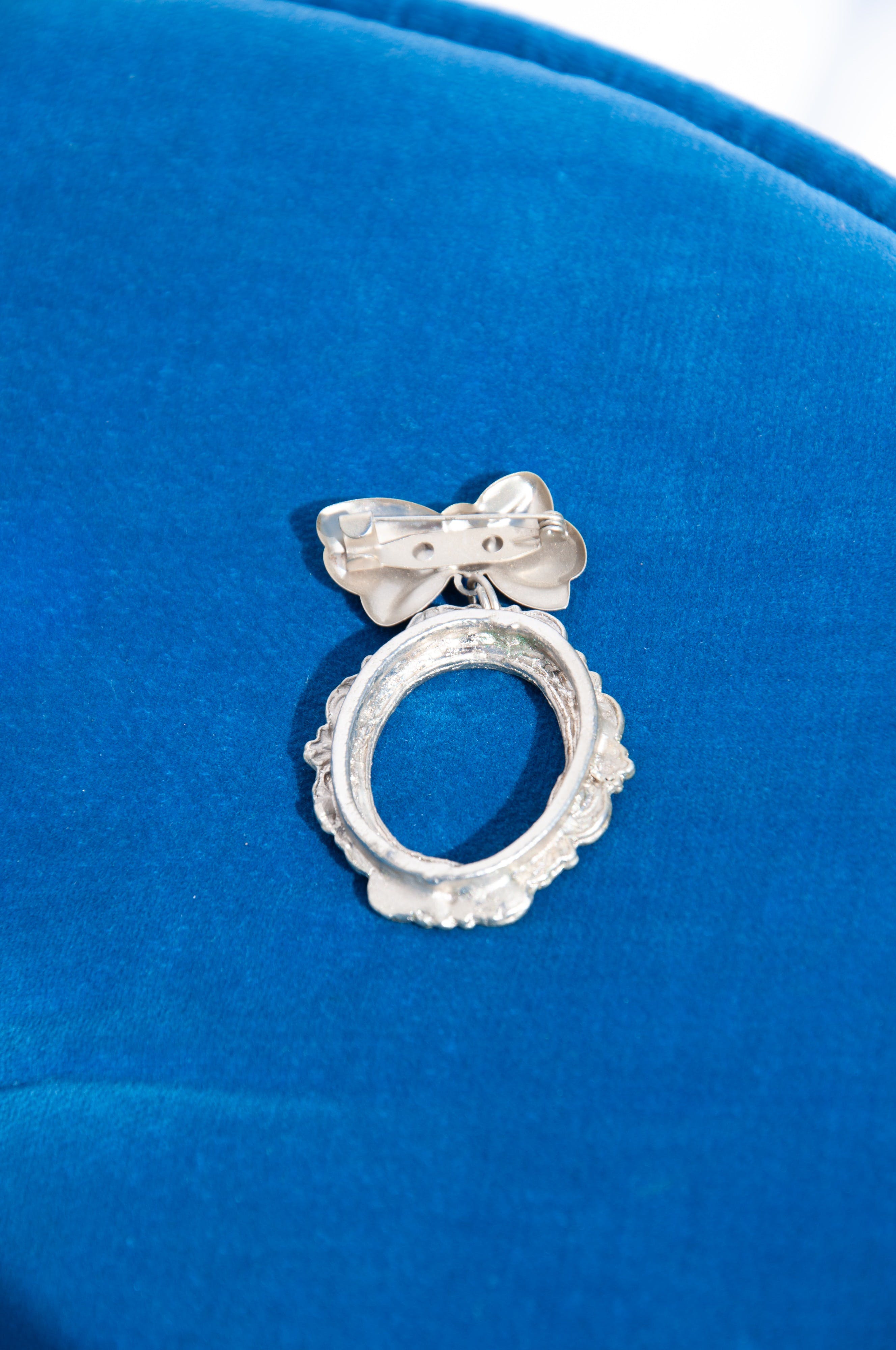 Vintage 80's Lightweight Silver Picture Frame Pin with Bow | Shop THRILLING