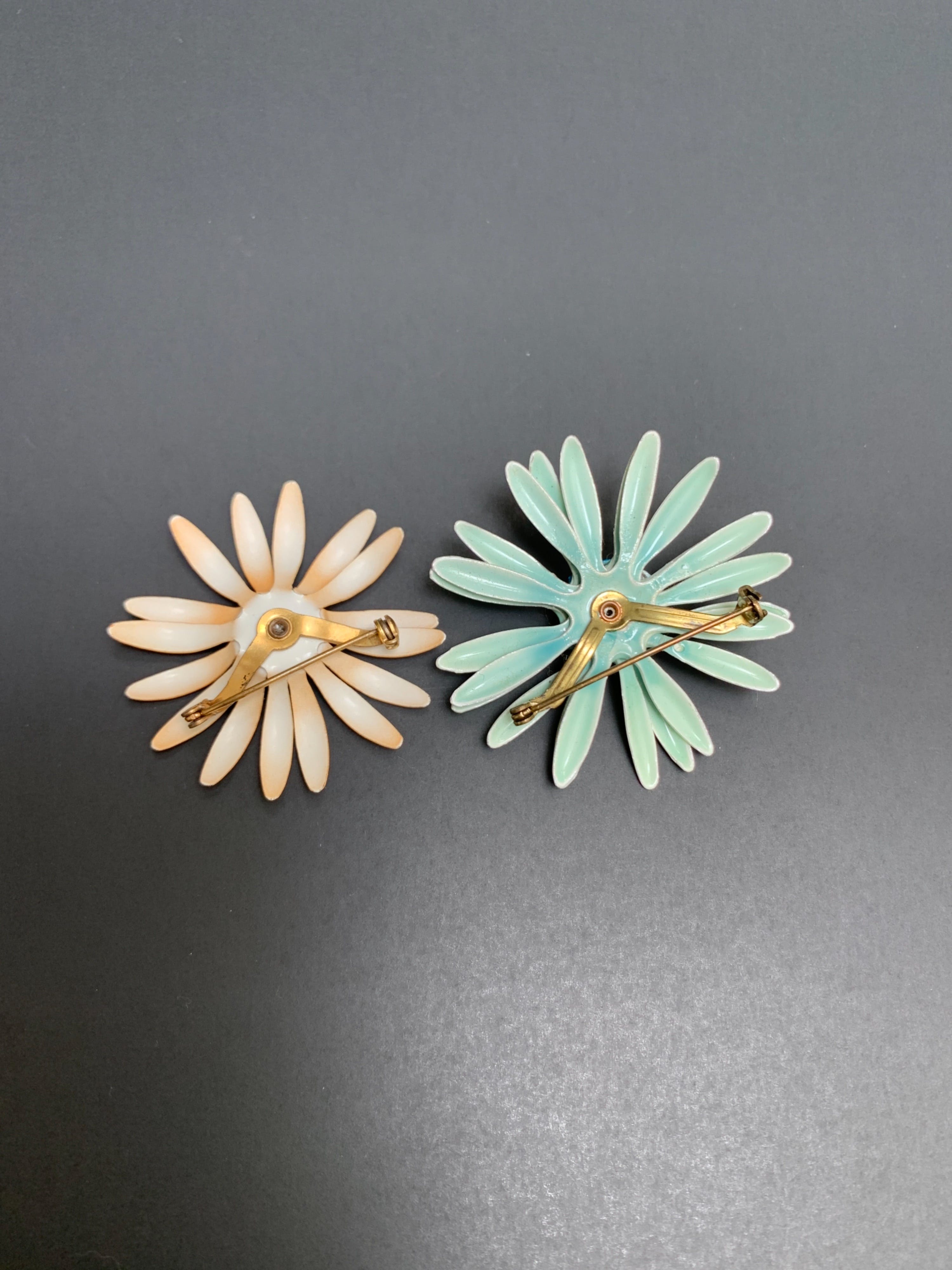 Vintage 60's Two Green and Orange Enamel Daisy Pins | Shop THRILLING